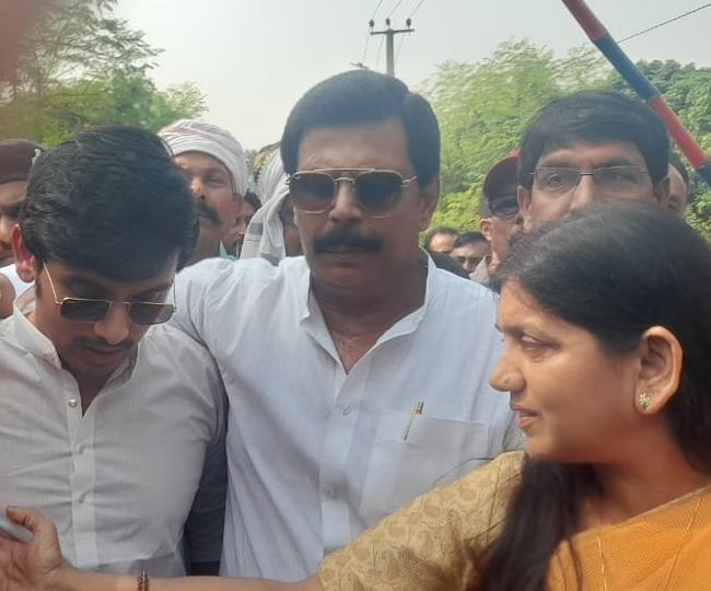 बिहार समाचार सहरसा जेल से बाहर आए पूर्व सांसद आनंद मोहन सामने पत्‍नी को देख पढ़ीं गीता की यह